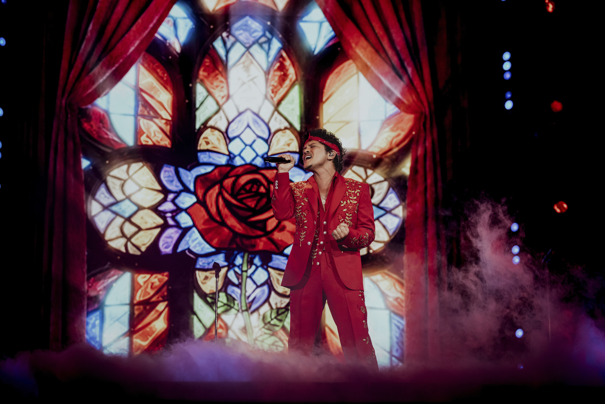 Live from “The Romantic World Tour,” Bruno Mars shares breathtaking ...